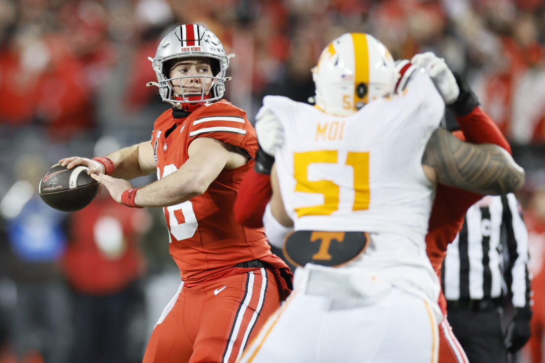 Howard throws 2 TD passes to Smith to help Ohio State rout Tennessee 42 ...
